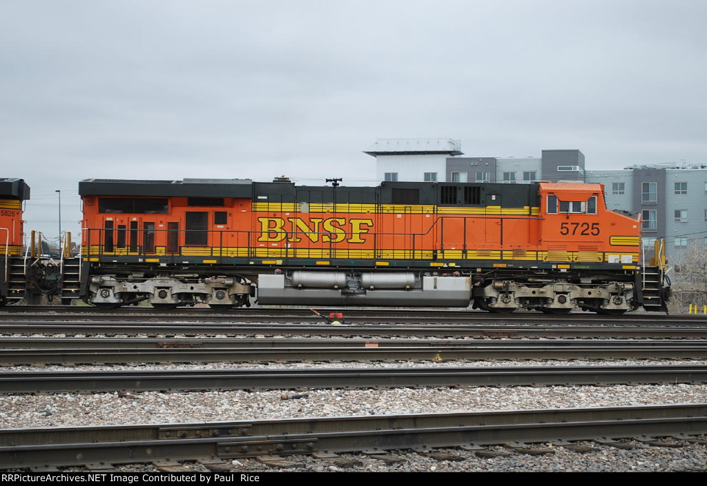 BNSF 5725